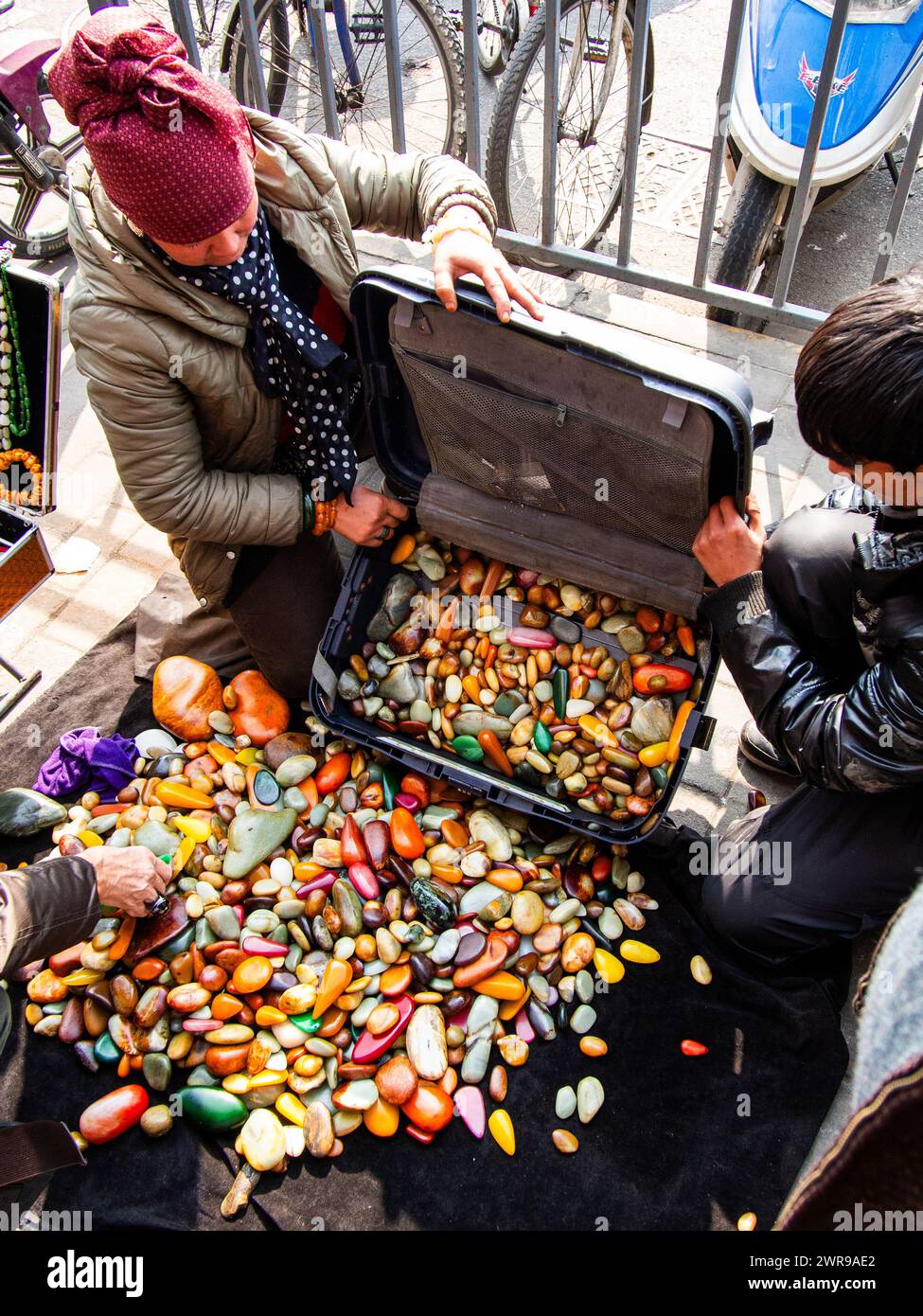 Bird insect market shanghai china hi-res stock photography and images ...