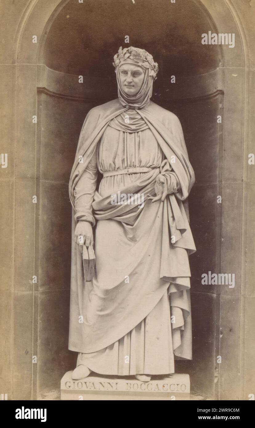Statue of Giovanni Boccaccio on the facade of the Uffizi Gallery in ...