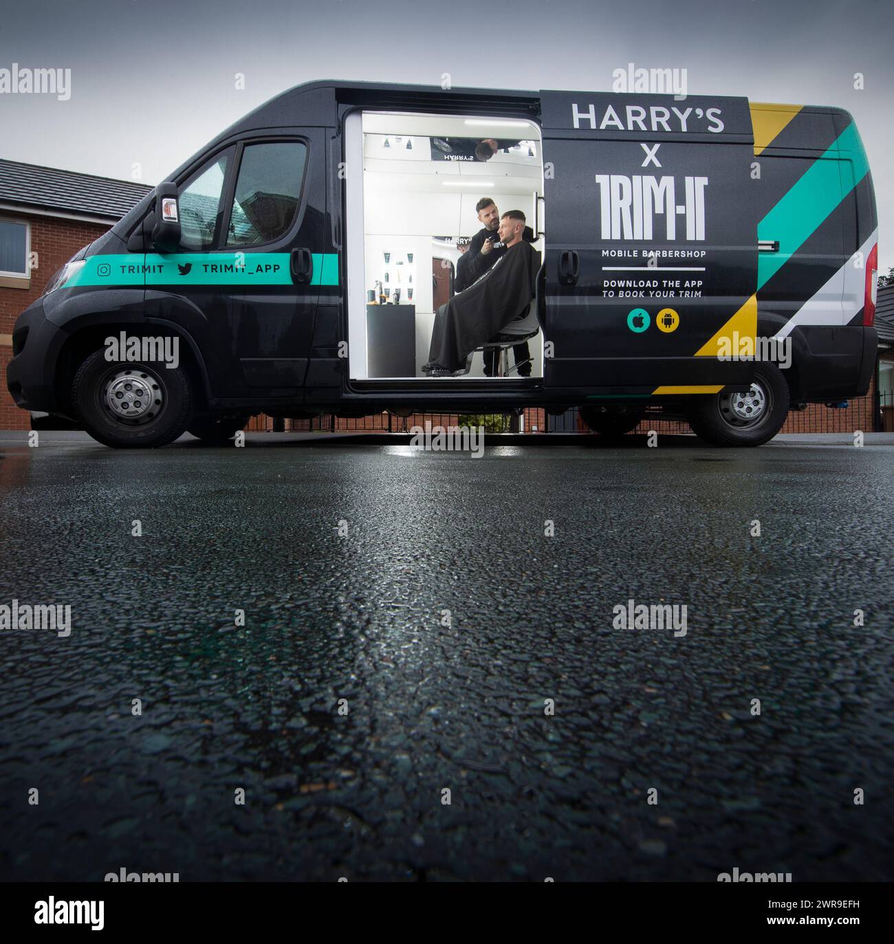 29/09/21 Michael Richmond cuts Simon Hodziec’s hair in his Trim-It van ...