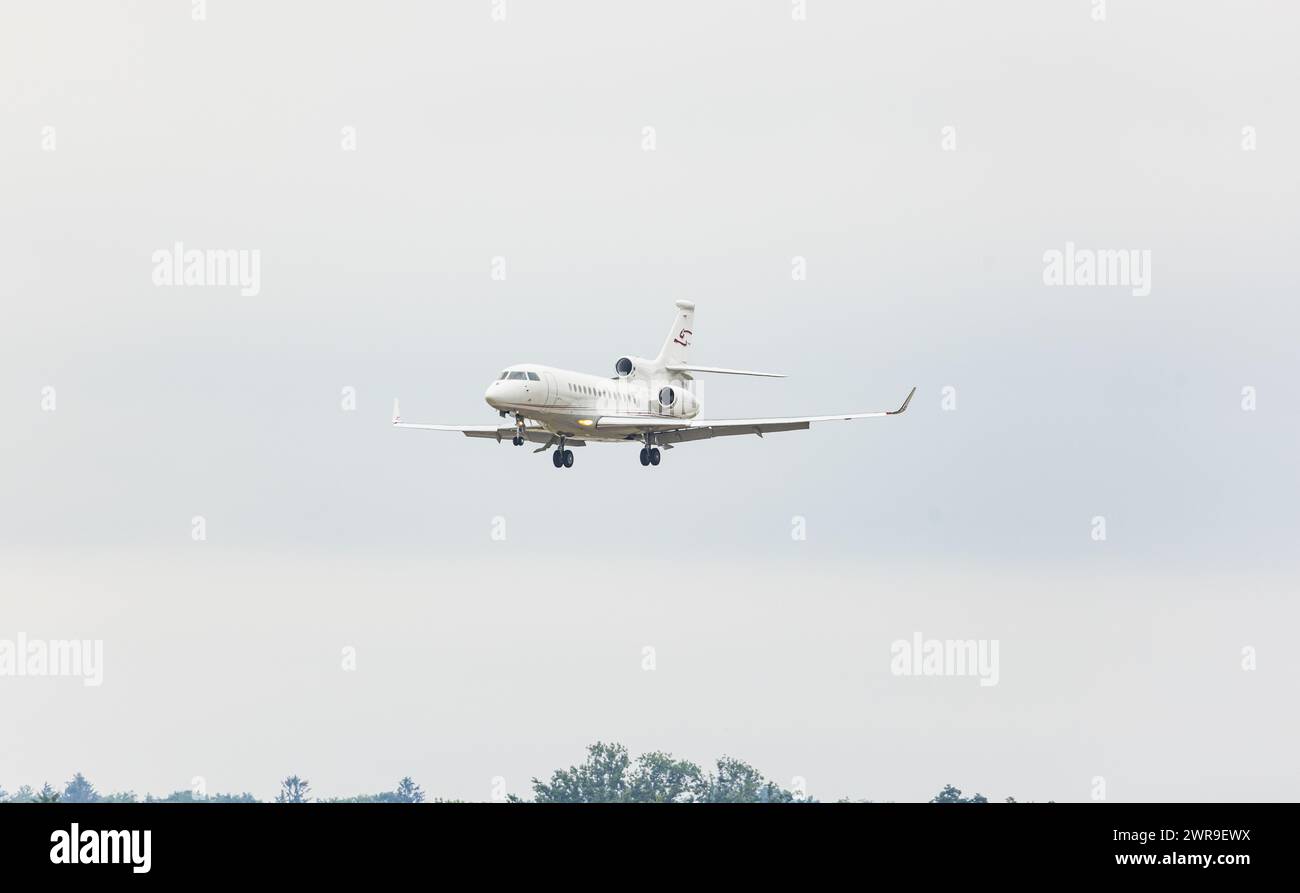 Ein Dassault Falcon 7X von CAT Aviation landet auf der Landebahn des ...