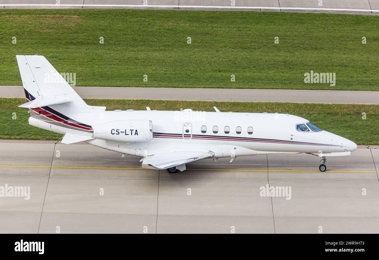 Eine Cessna 680A Citation Latitude von Netjets Europe rollt auf dem ...