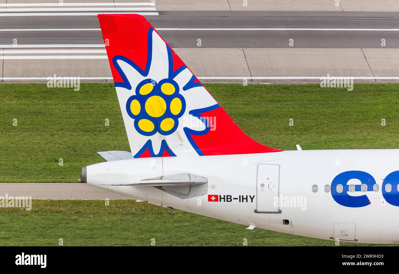 Heckflosse eines Edelweiss Airbus A320-214. Das Flugzeug der Schweizer ...