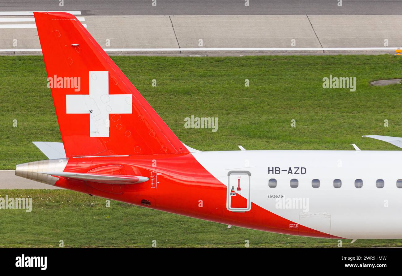 Heckflosse eines Embraer 190-E2 von Helvetic Airways. Das Flugzeug ...