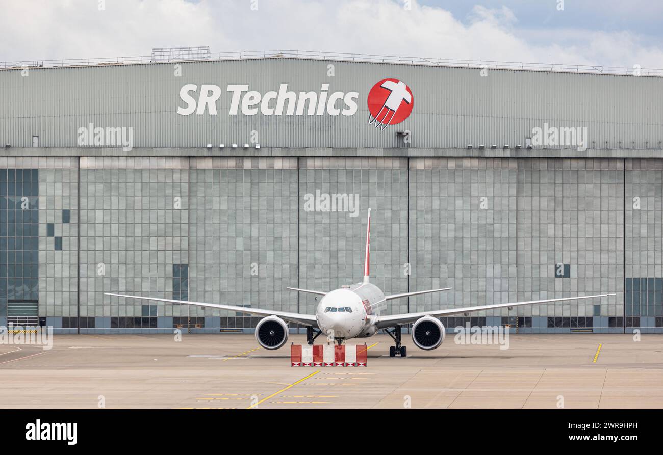 Gebäude von SR Technics am Flughafen Zürich. Davor steht eine Boeing 777-3DEER von Swiss ...