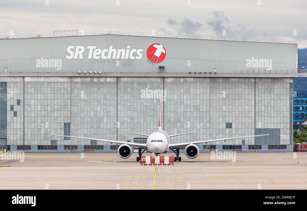 Gebäude von SR Technics am Flughafen Zürich. Davor steht eine Boeing 777-3DEER von Swiss ...