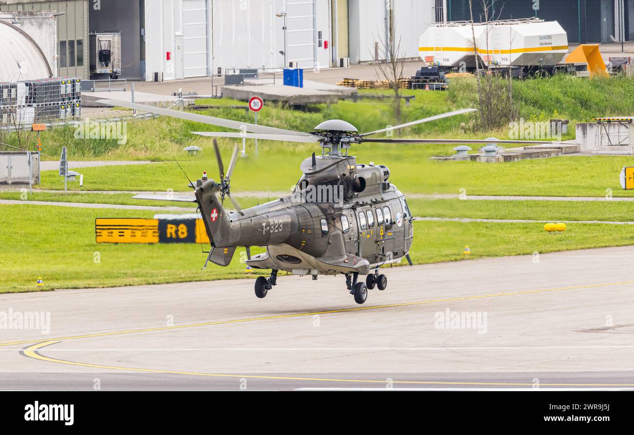 Ein Super Puma des Typs Aerospatiale AS 332, heute Airbus Helicopters ...