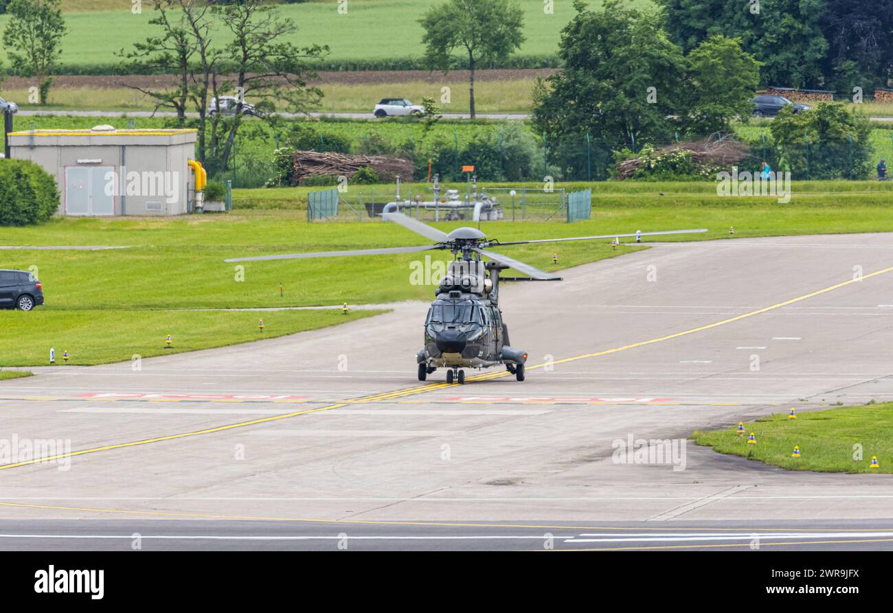 Ein Super Puma des Typs Aerospatiale AS 332, heute Airbus Helicopters ...