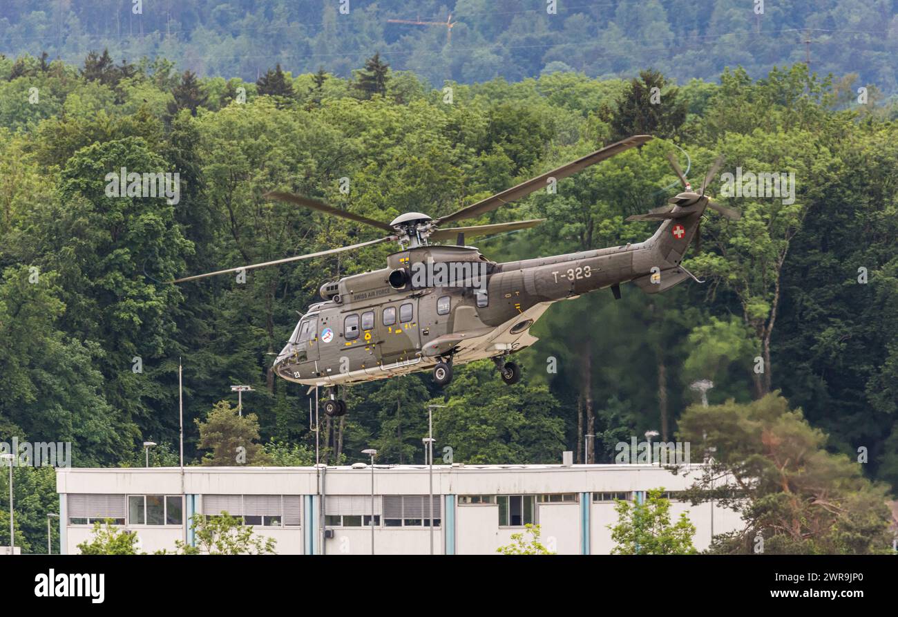 Ein Super Puma des Typs Aerospatiale AS 332, heute Airbus Helicopters H215 der Schweizer ...