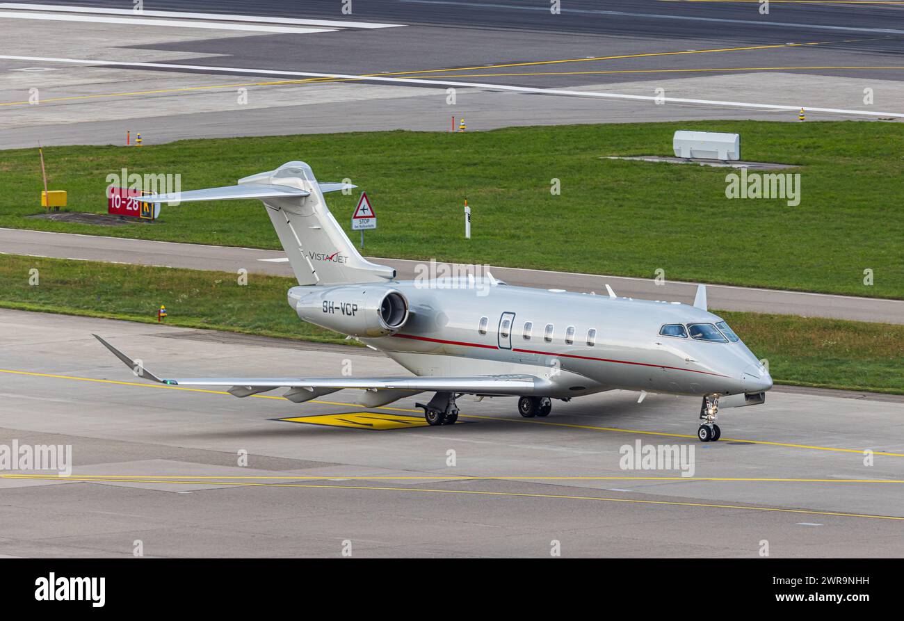 Ein Bombardier Challenger 350 von VistaJet Malta rollt auf dem ...