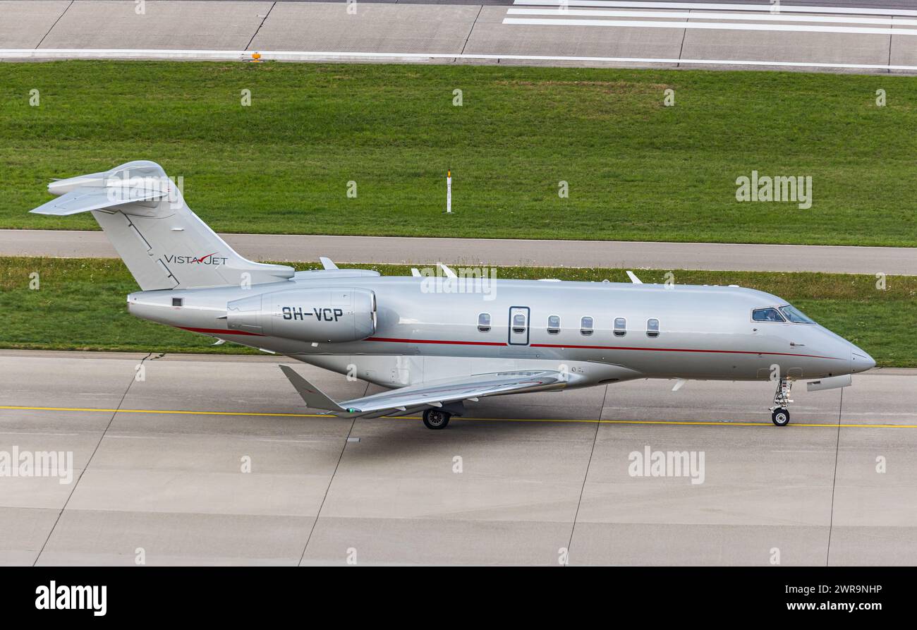 Ein Bombardier Challenger 350 von VistaJet Malta rollt auf dem ...