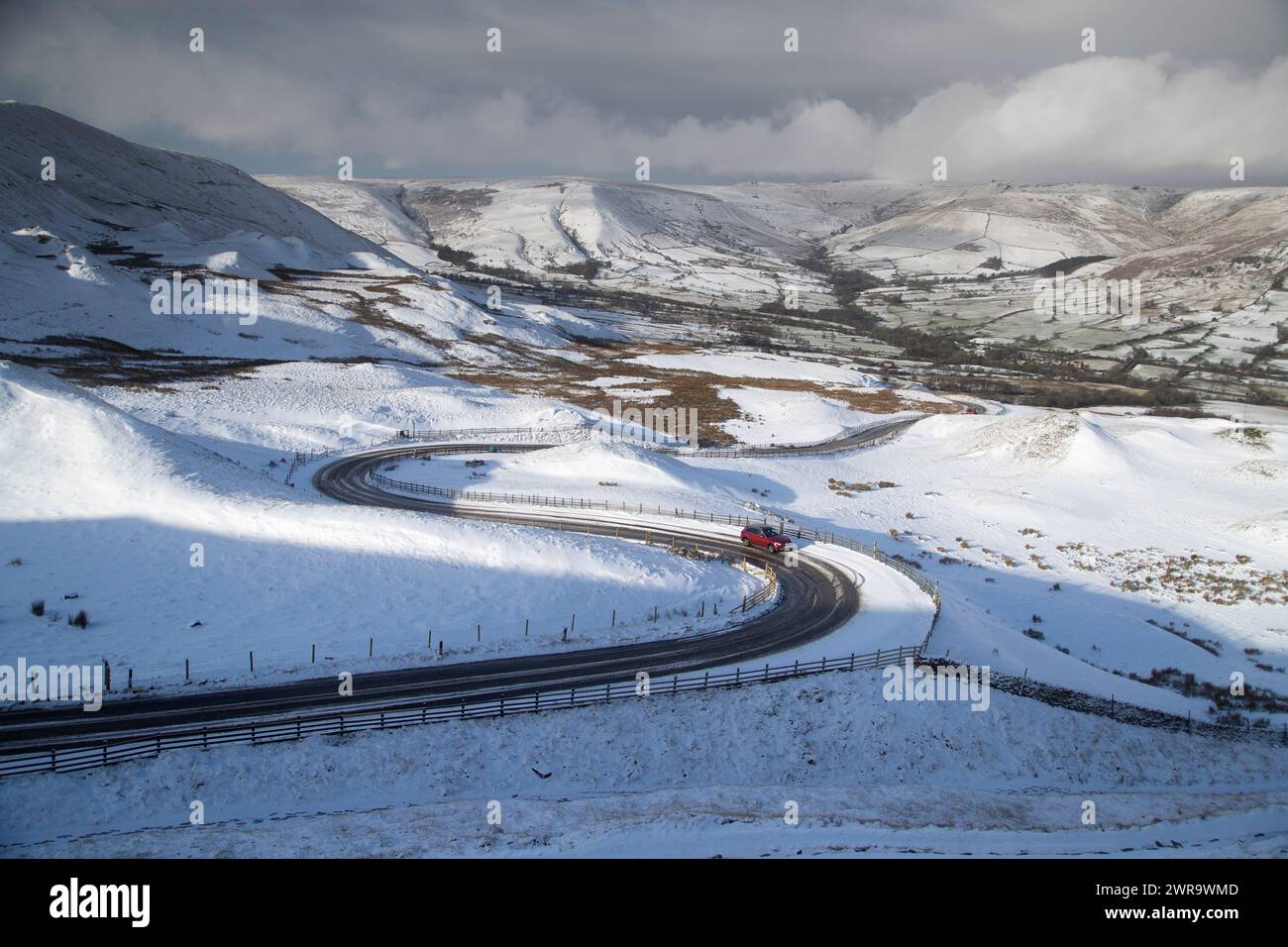 28/01/120 A car makes its way up to Barber Booth from Edale in the ...