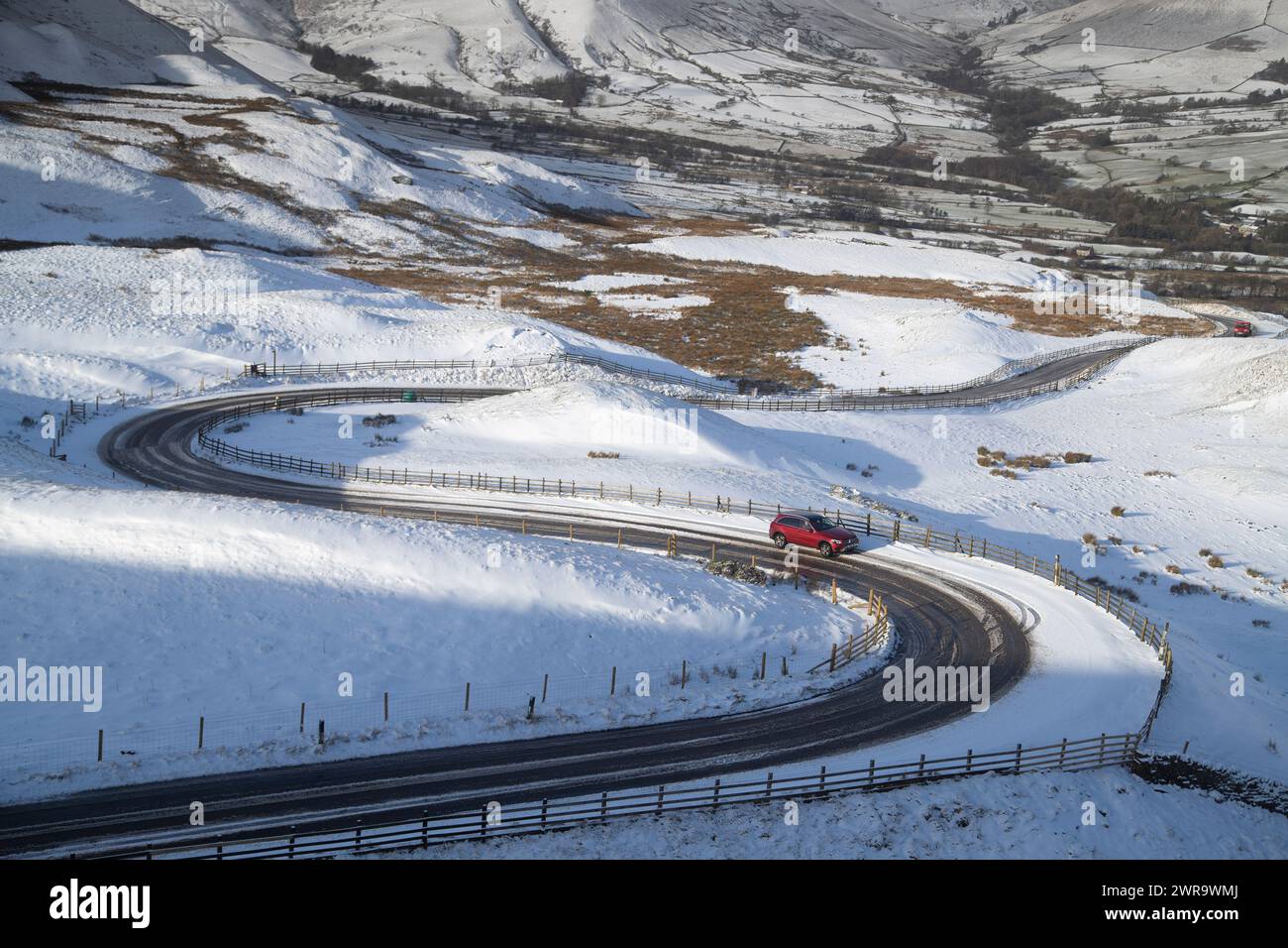 28/01/120 A car makes its way up to Barber Booth from Edale in the ...