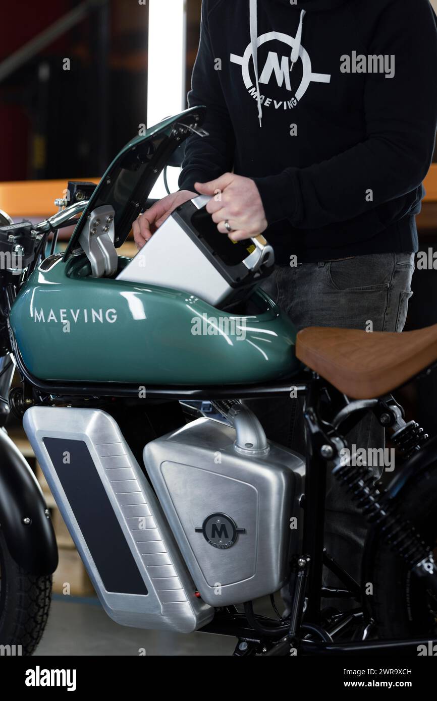 04/03/22 Optional second removable battery fitted in ‘tank’ storage ...