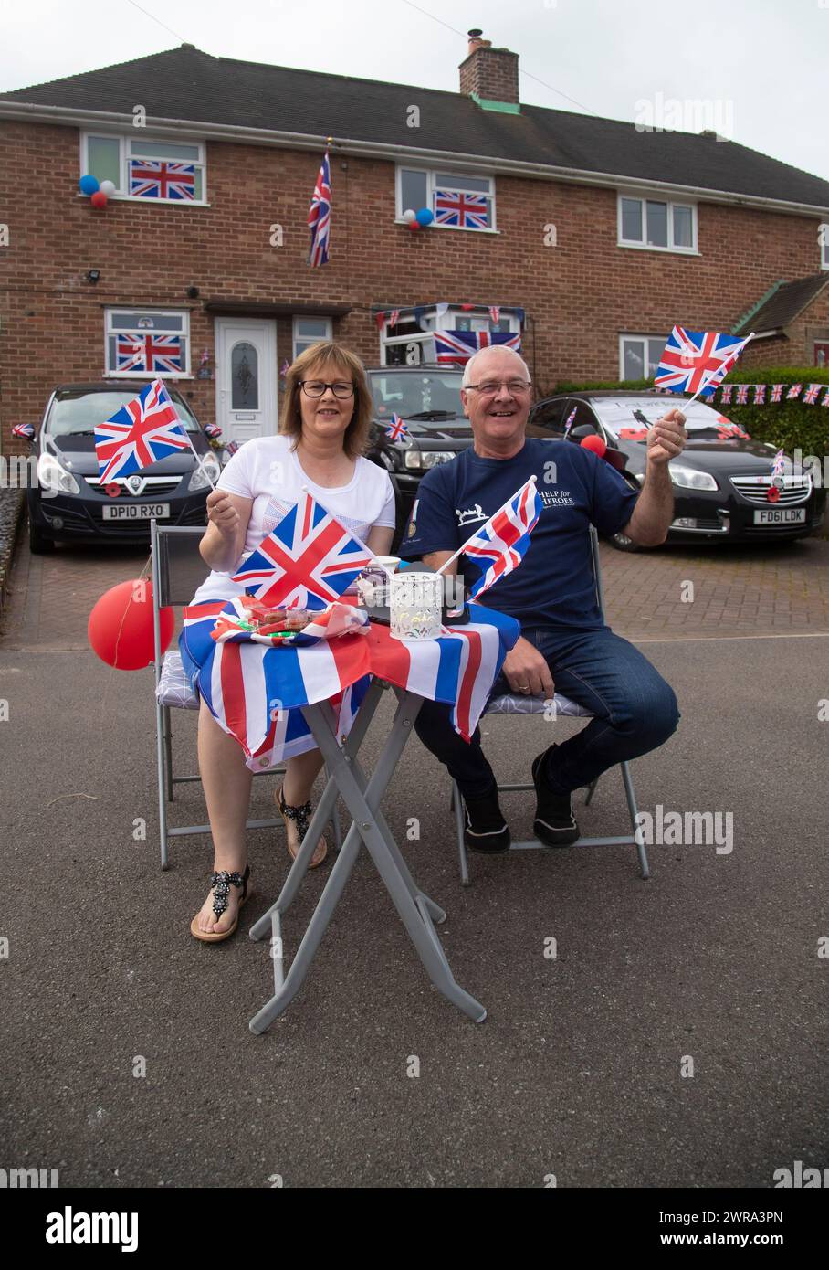 08/05/20 Helen and Geoff Bowness celebrate VE Day in Ashbourne ...