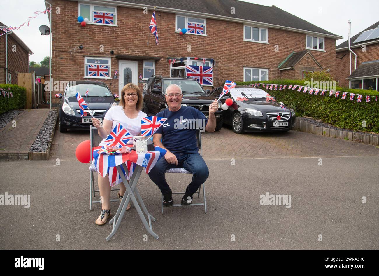 08/05/20 Helen and Geoff Bowness celebrate VE Day in Ashbourne ...