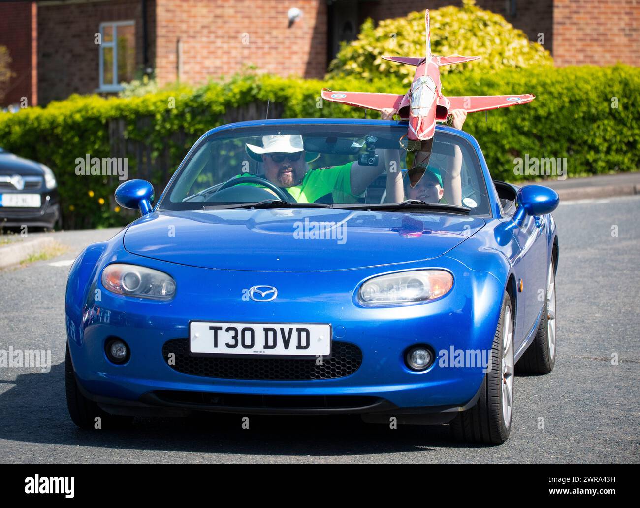 08/05/20 Residents of Park Avenue, Ashbourne, celebrate VE Day with a ...