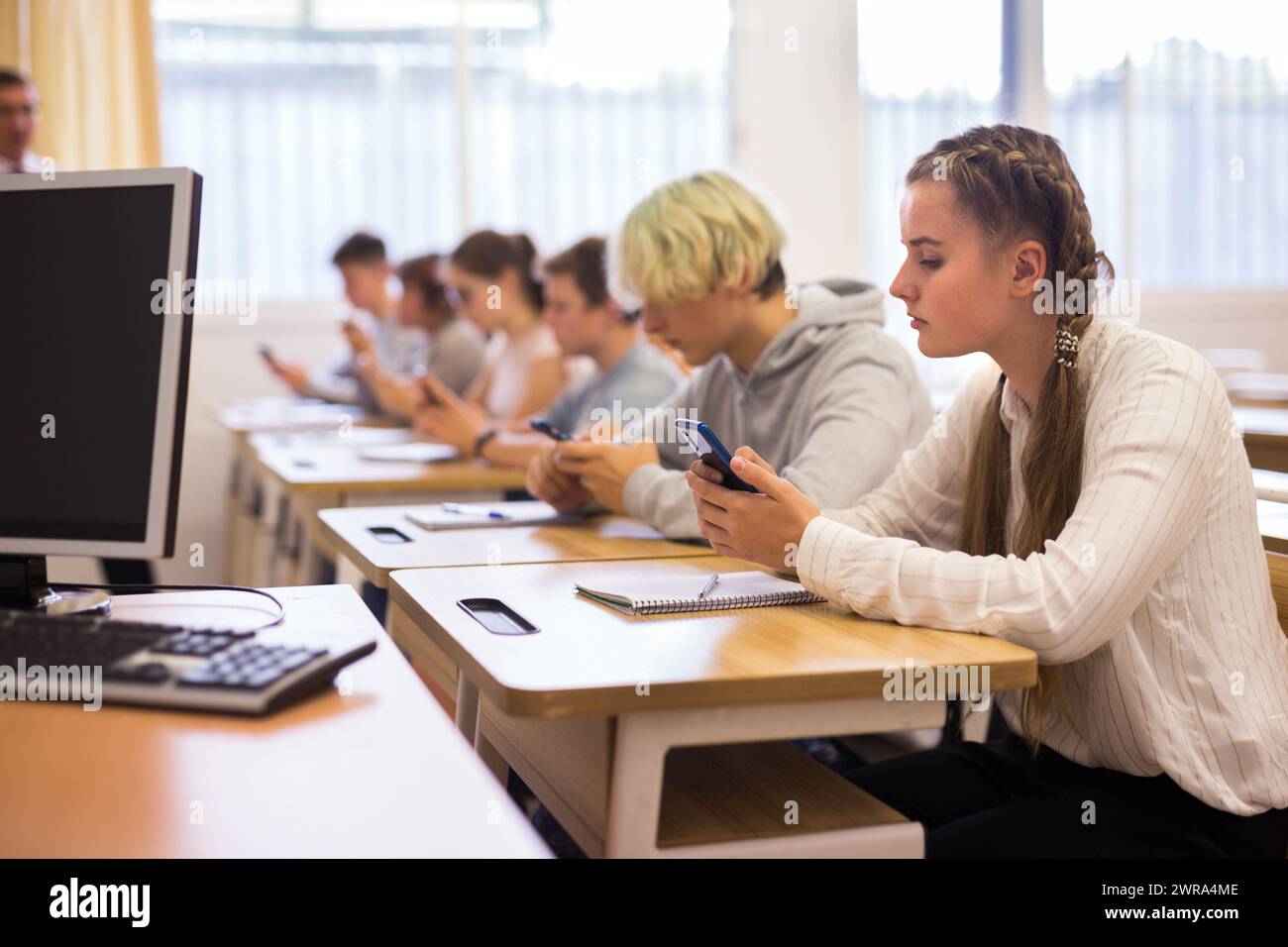 Teens using devices work hi-res stock photography and images - Alamy