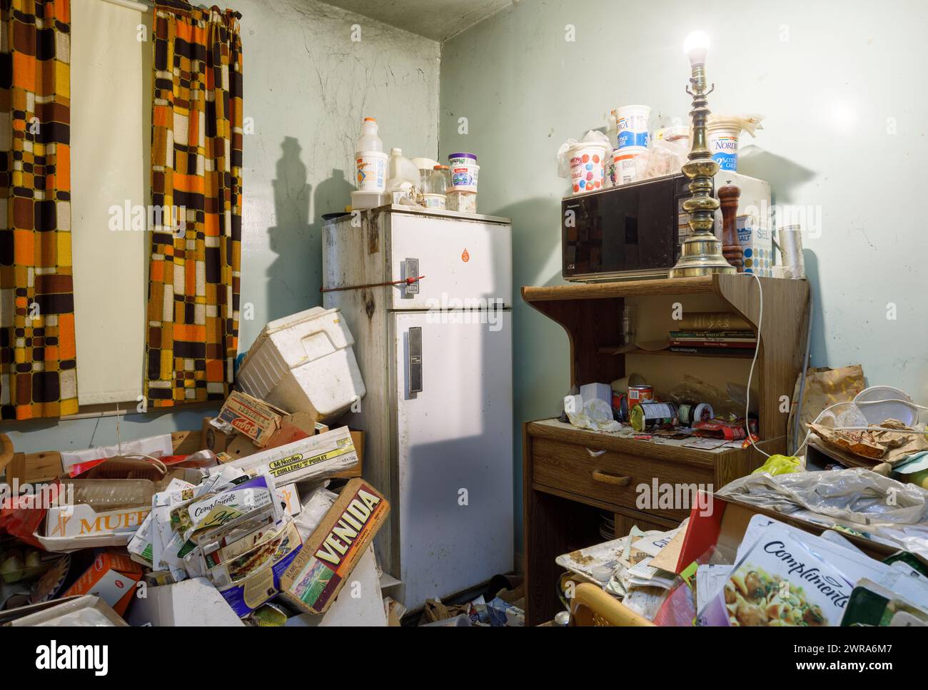 Hoarding house hi-res stock photography and images - Alamy