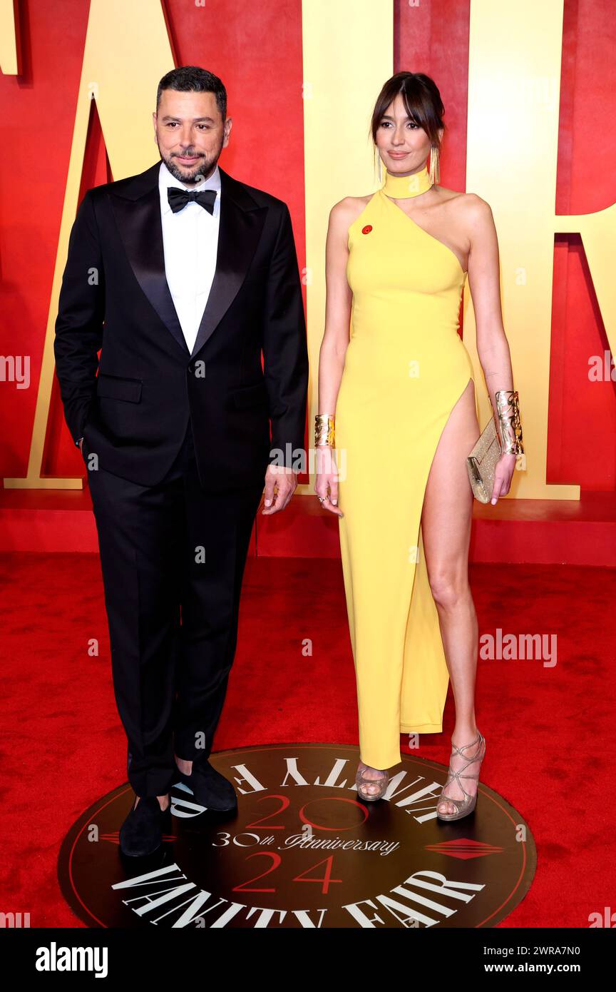 Ayman Mohyeldin mit Ehefrau Kenza Fourati bei der Vanity Fair Oscar ...
