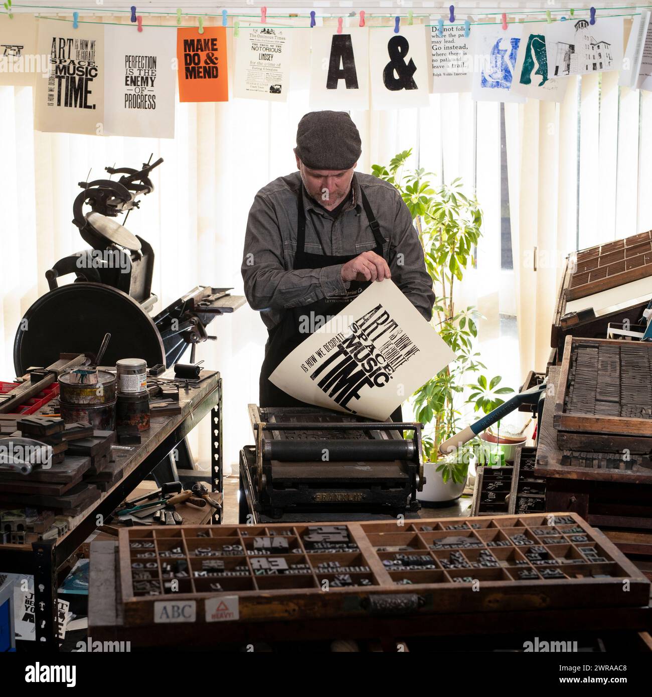 Scouring the internet hi-res stock photography and images - Alamy