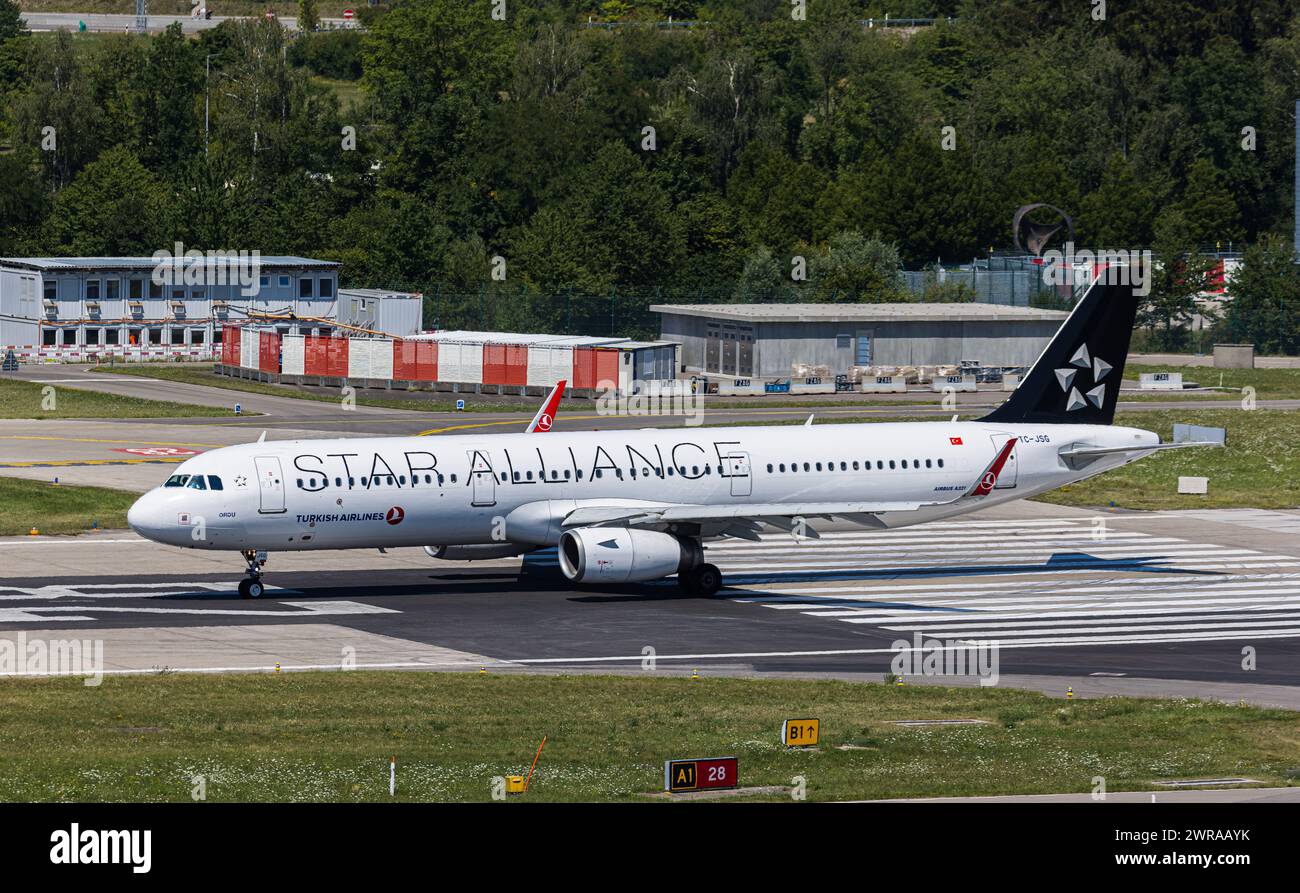 Ein Airbus A321-200 von Turkish Airlines startet von Piste 28 des ...