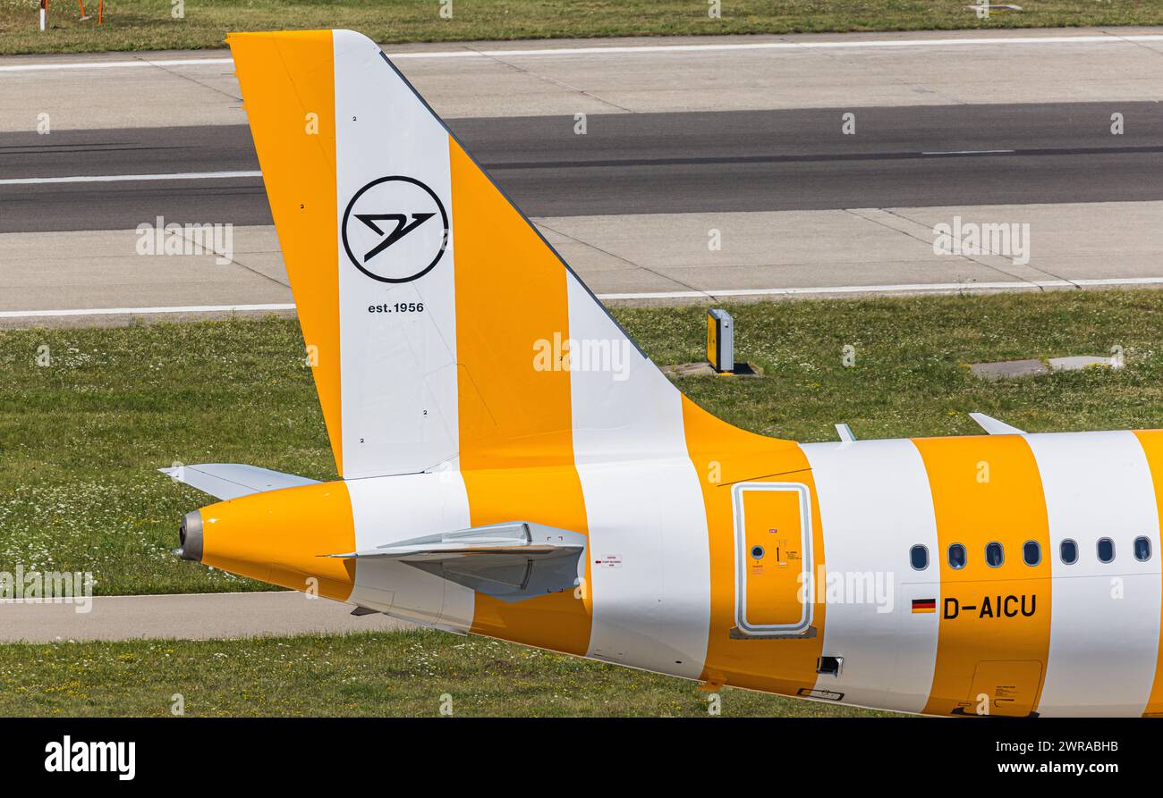 Heckflosse eine Airbus A320-200 von Condor. Das Flugzeug rollt auf dem ...