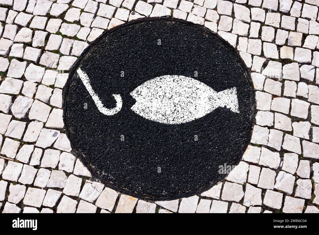 Round circle in the pavement hi-res stock photography and images - Alamy