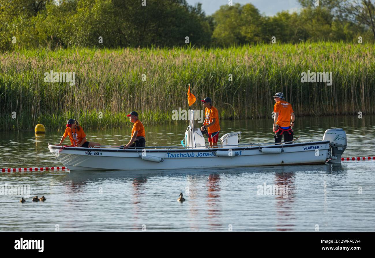 Ein Boot mit Helfer überprüft kurz vor dem Start die Schwimmstrecke ...