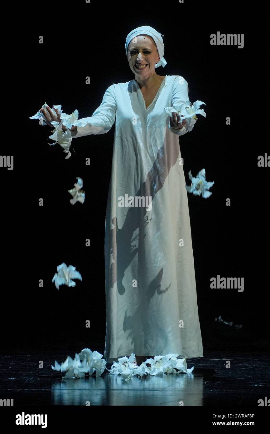 The singer Daisy Press during her performance in the play "La Bella ...