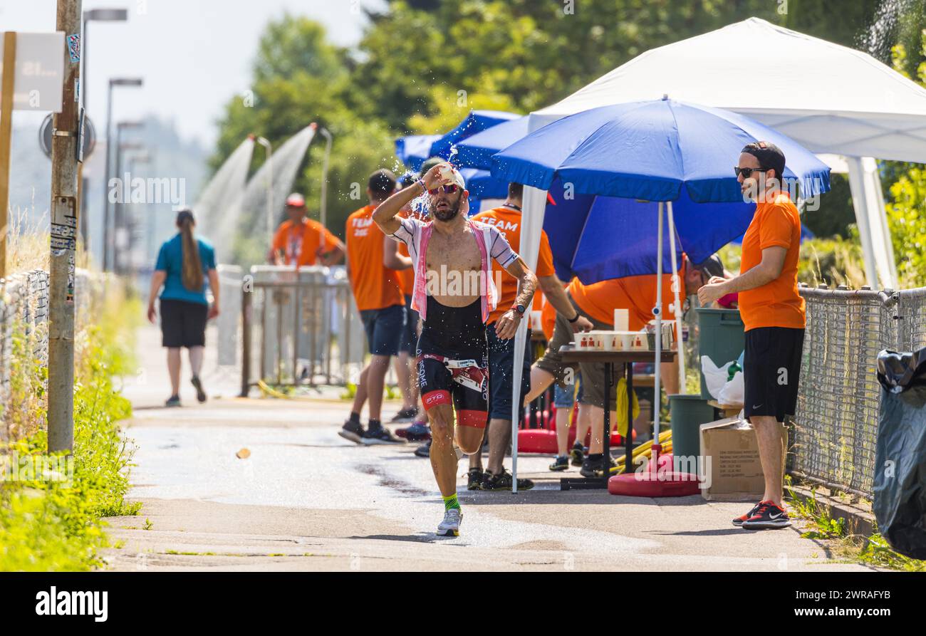 Der italienische Profi-Triathlet Mattia Ceccarelli verpflegt sich bei ...