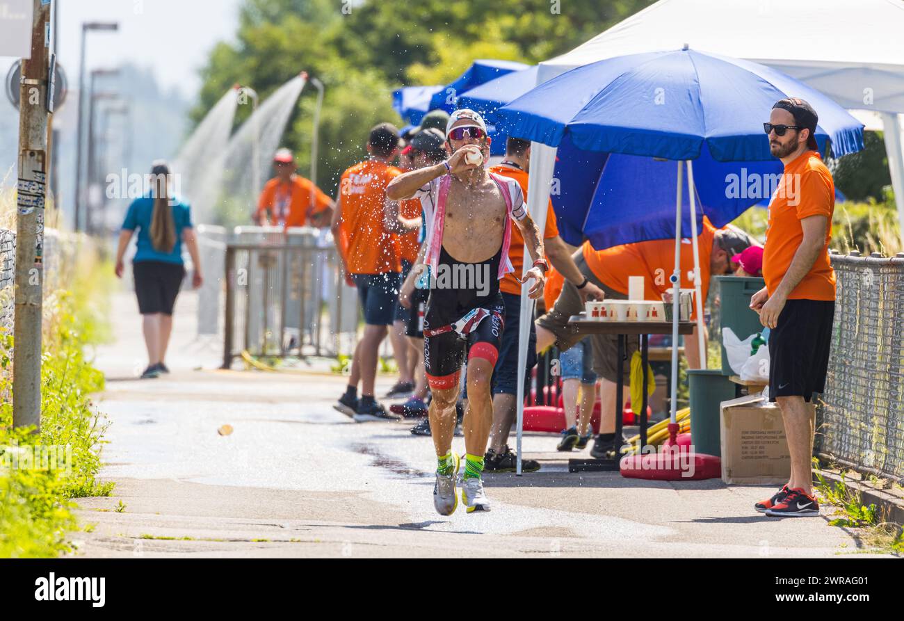 Der italienische Profi-Triathlet Mattia Ceccarelli verpflegt sich bei ...