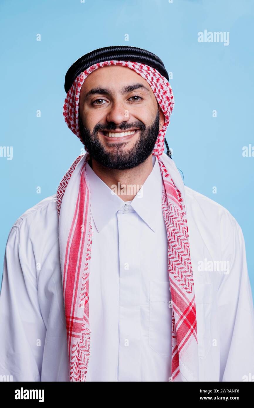 White robe headdress hi-res stock photography and images - Alamy