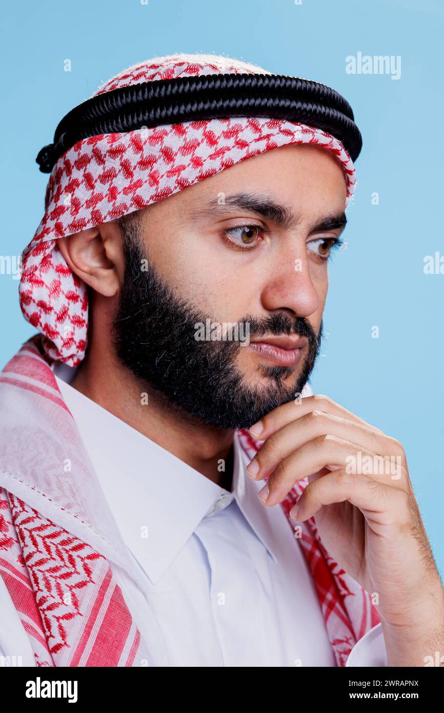 Traditional ghutra headdress hi-res stock photography and images - Alamy