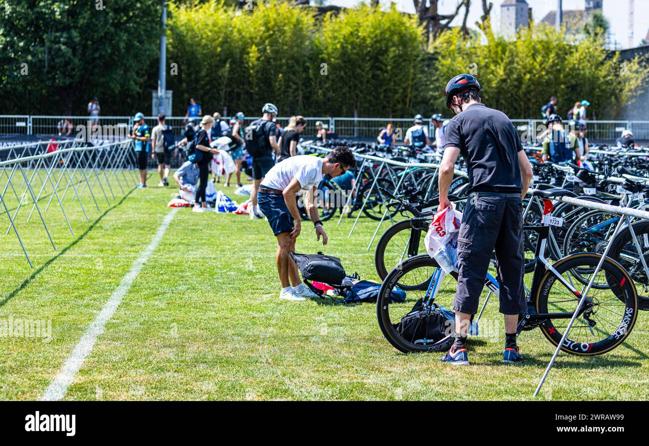 Die Athleten richten sich in der Wechselzone ein. (Rapperswil-Jona, Schweiz, 10.06.2023 Stock ...