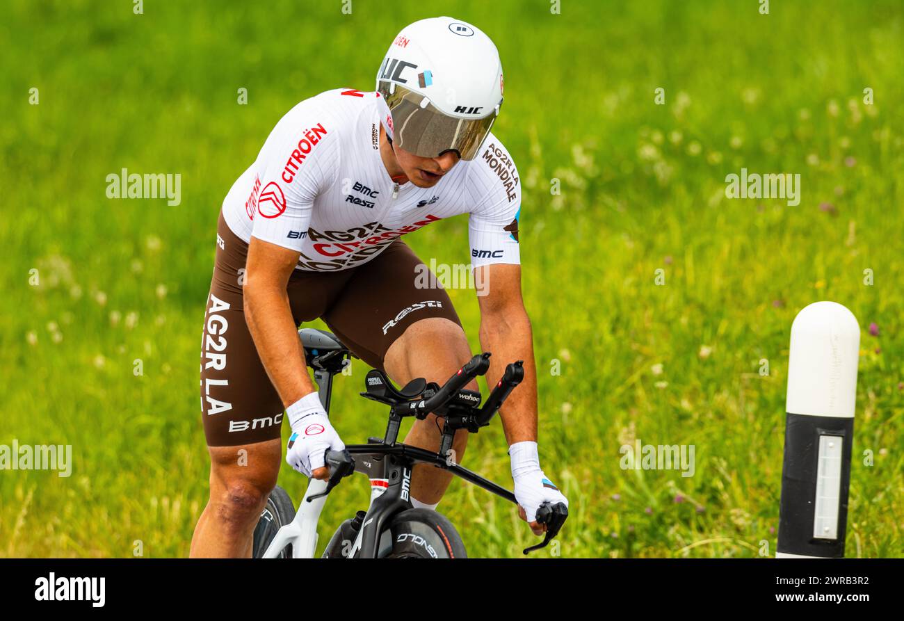 Der französische Radrennsportler Clement Venturini vom AG2R Citroen Team kämpft sich, während ...