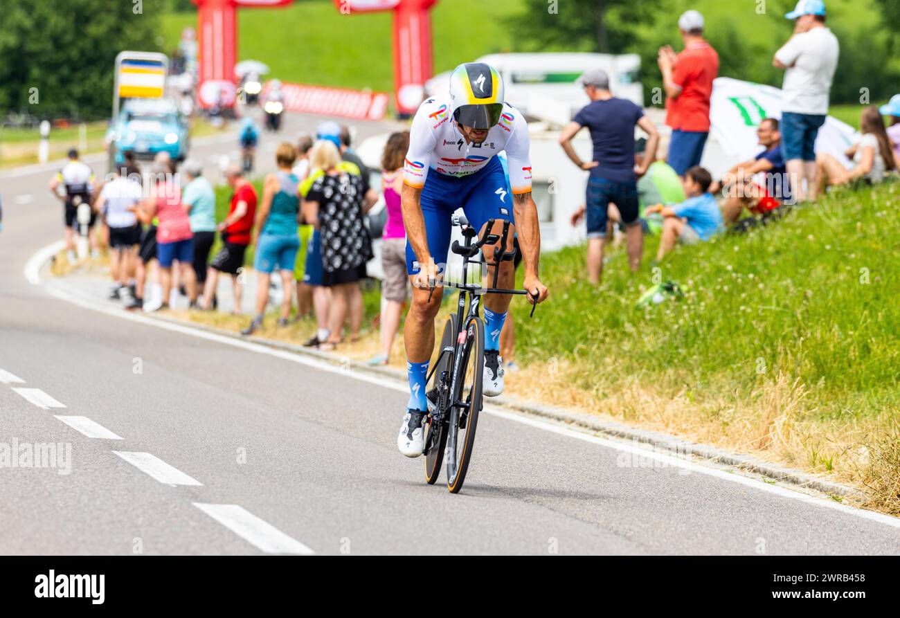 Der italienische Radrennfahrer Daniel Oss vom Team TotalEnergies kämpft ...