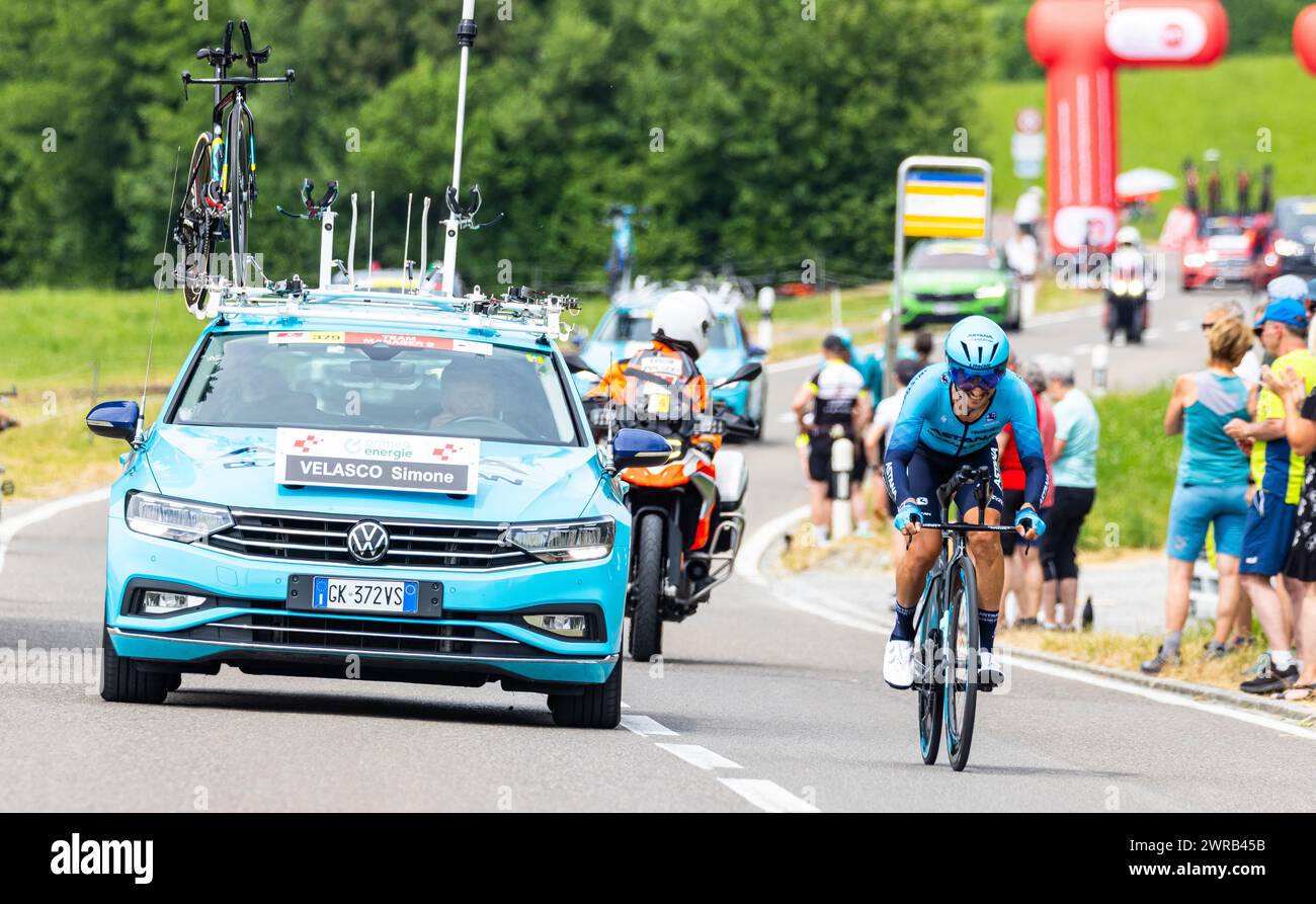 Der italienische Radrennfahrer Simone Velasco vom Team Astana ...
