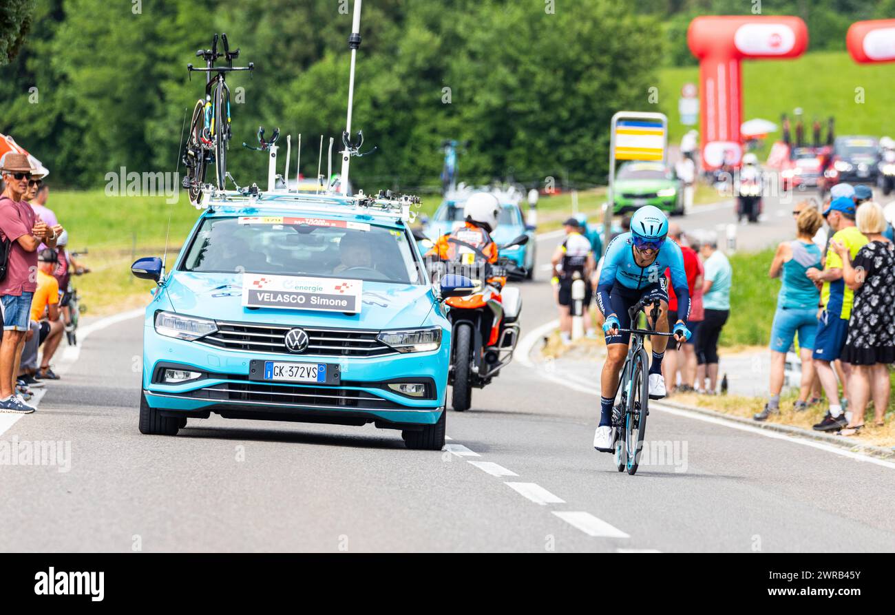 Der italienische Radrennfahrer Simone Velasco vom Team Astana ...