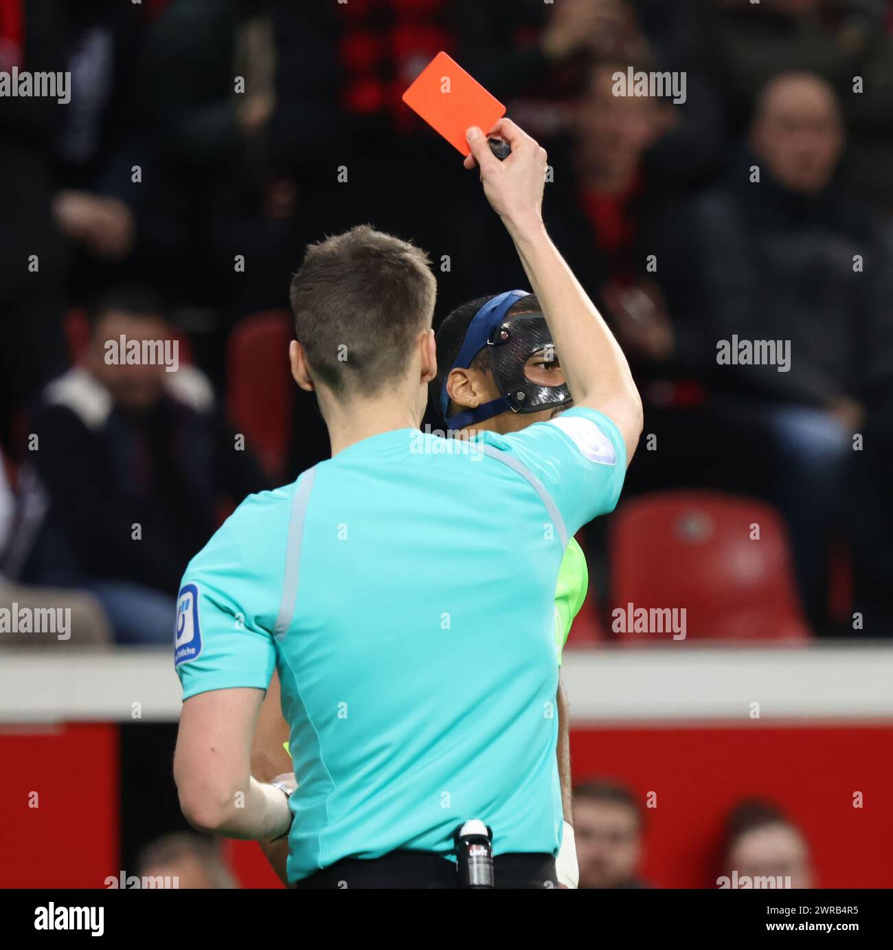 Leverkusen, Deutschland. 10th Mar, 2024. Schiedsrichter Daniel Siebert ...