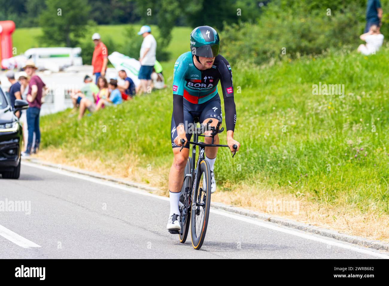 Der deutsche Radrennfahrer Jonas Koch vom Team BORA - Hansgrohe kämpft ...