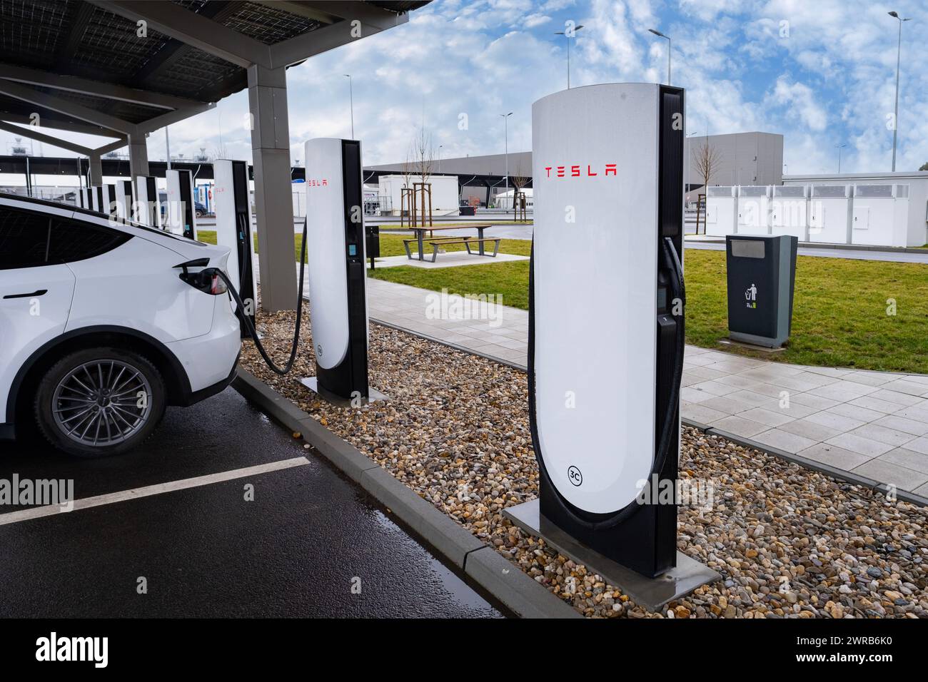 Tesla supercharger v4 mit Lounge deutscher Fabrik Giga Berlin ...