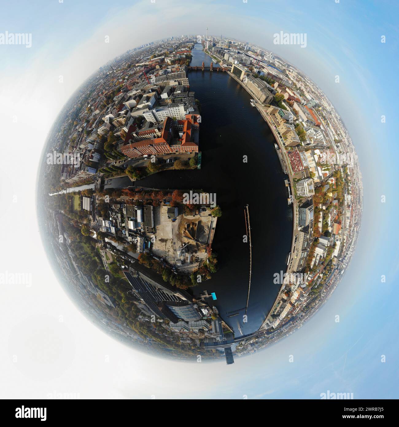 full circle Panorama Luftbild: Skyline u.a. mit Spree, Oberbaumbruecke ...