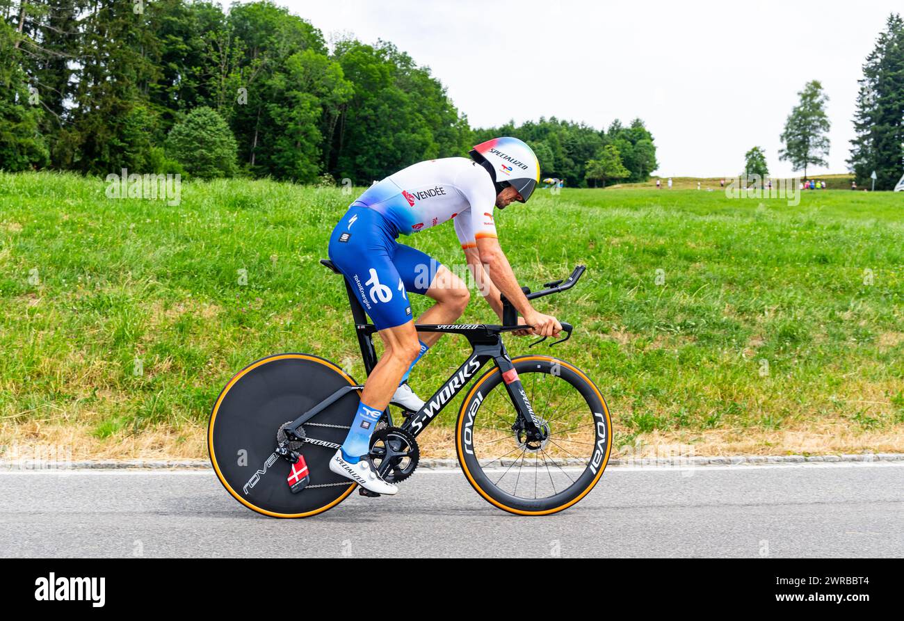 Der italienische Radrennfahrer Daniel Oss vom Team TotalEnergies kämpft ...