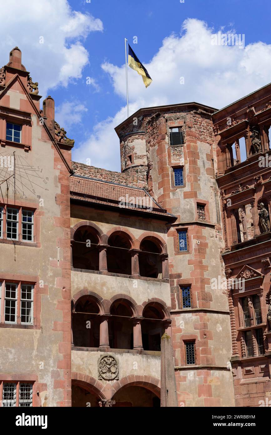 Detailed view of a historical building (Heidelberg Castle), with flag ...