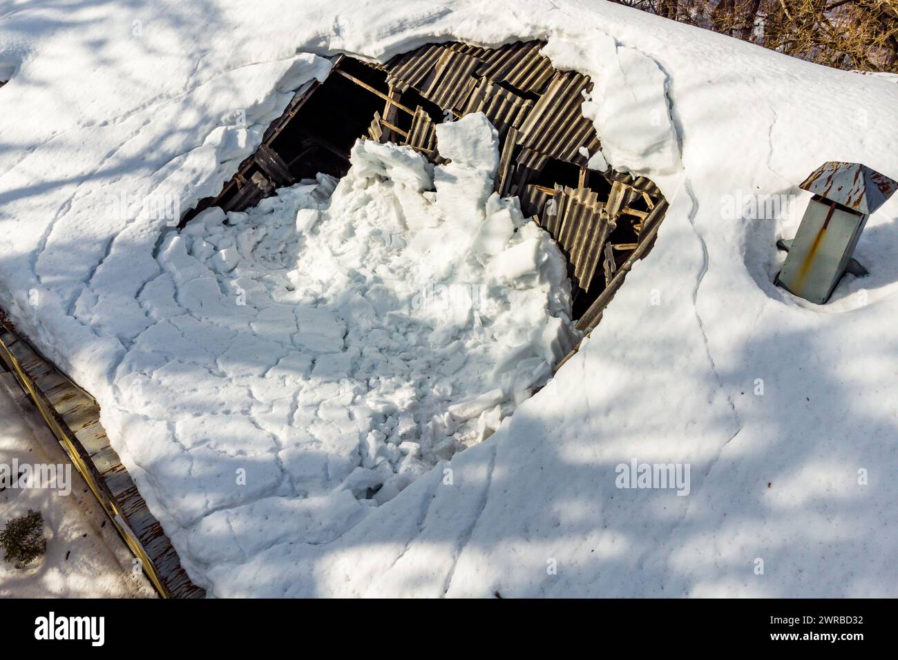 Collapsed under hi-res stock photography and images - Alamy