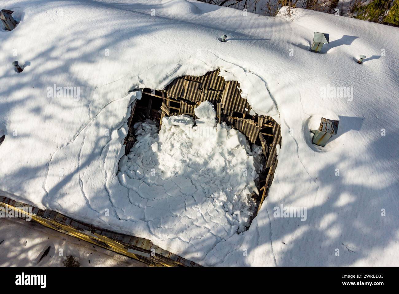 Sagging roof hi-res stock photography and images - Alamy