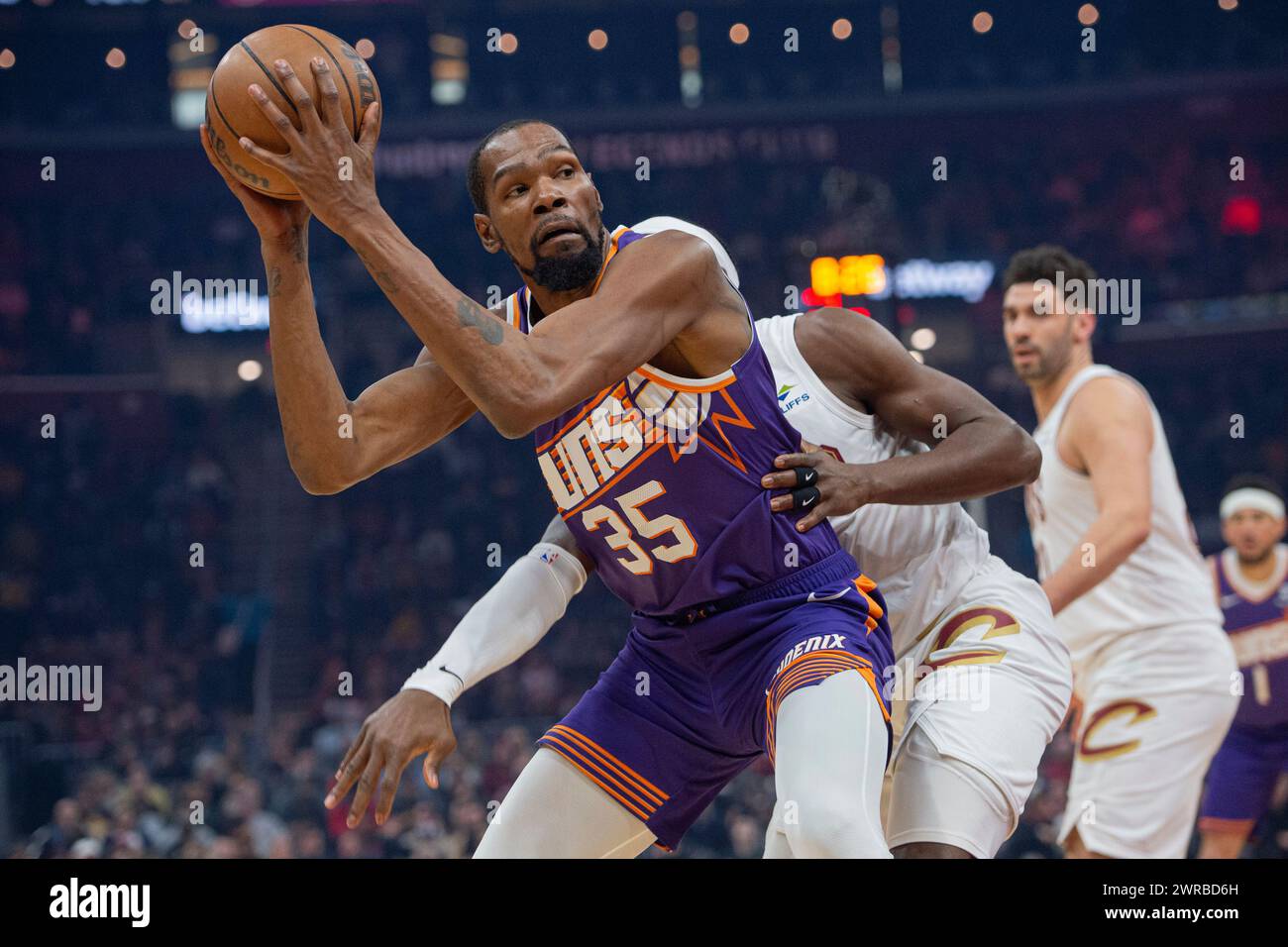 Phoenix Suns' Kevin Durant (35) drives to the basket in front of ...