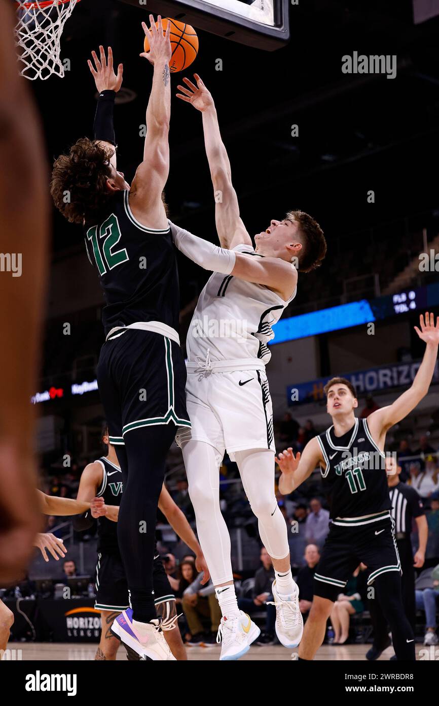 INDIANAPOLIS, IN - MARCH 11: Oakland Golden Grizzlies guard Blake ...