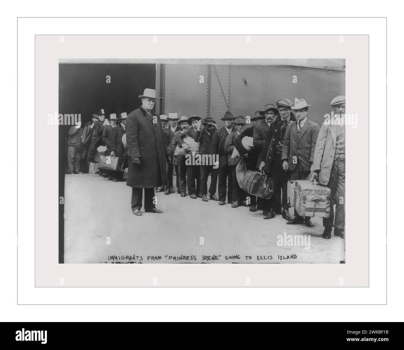Ellis island immigrants 1920 Cut Out Stock Images & Pictures - Alamy