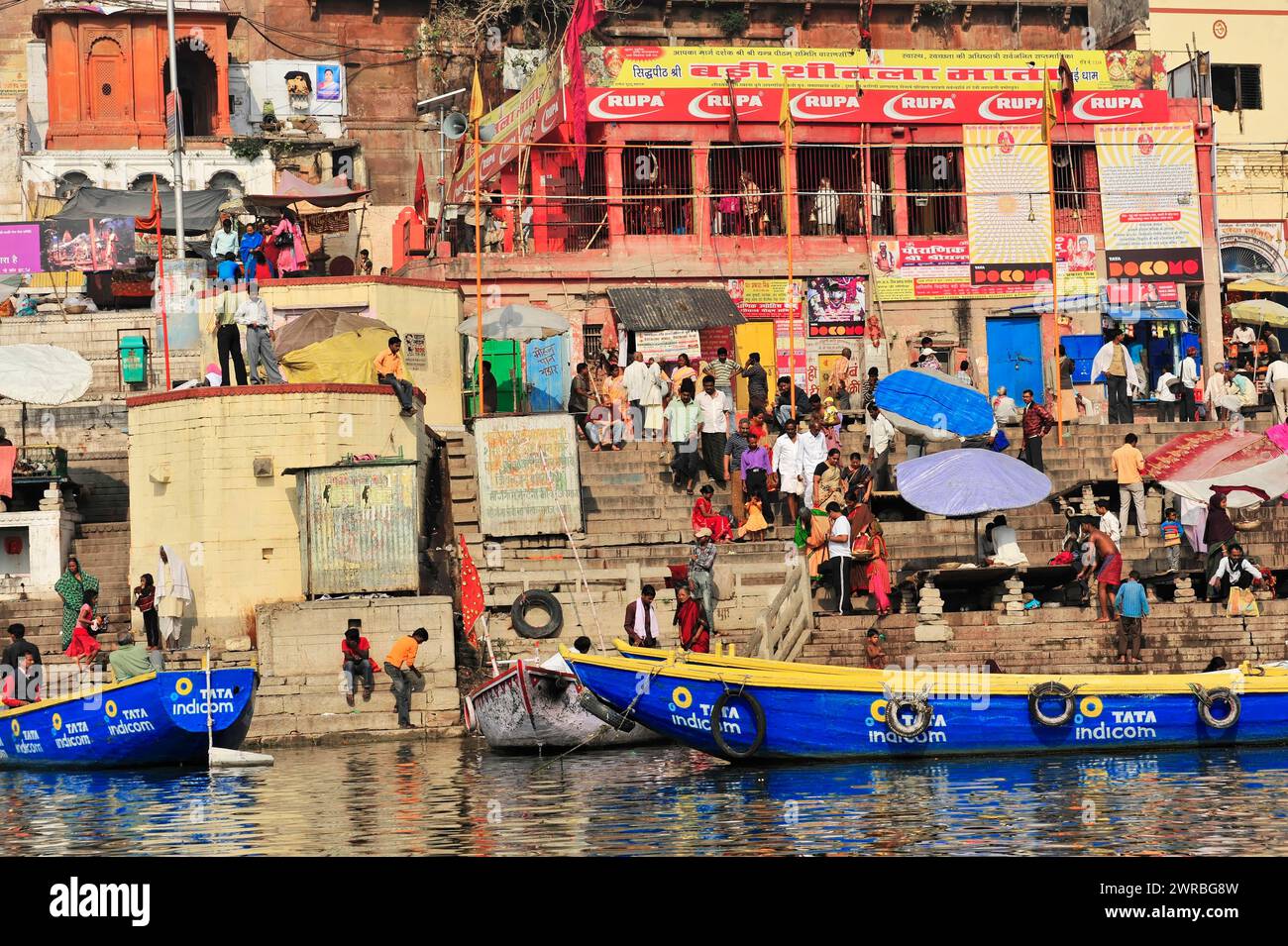 Varanasi river bank hi-res stock photography and images - Alamy